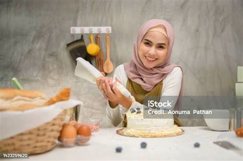 젊은 아름다운 무슬림 여성이 부엌 빵집 및 커피 숍 사업에서 베이킹하고 있습니다 30 34세에 대한 스톡 사진 및 기타 이미지 30 34세 고급 요리 곡초류 Istock