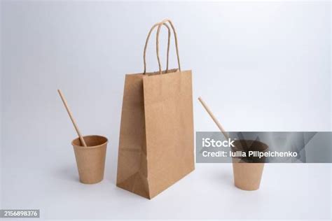 갈색 크래프트 종이컵 흰색 배경에 빨대의 평면도 재활용 가능한 길거리 식품 포장 제로 웨이스트 종이 접시 일회용 테이크아웃 컵
