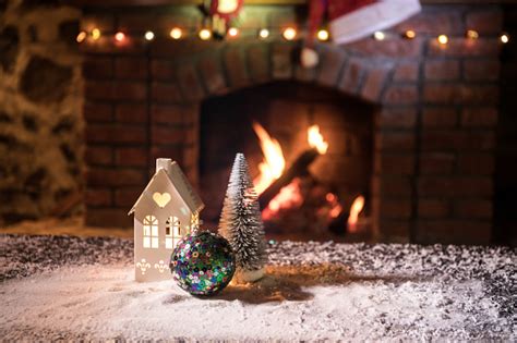 인테리어 디자인 크리스마스 트리 장식 조명 선물 하는 크리스마스 룸 선물 장난감 양 초 및 화 환 실내 벽난로 조명 0명에 대한 스톡 사진 및 기타 이미지 Istock