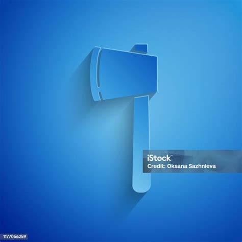 종이 는 파란색 배경에 고립 된 나무 도끼 아이콘을 잘라 럼버잭 도끼 해피 할로윈 파티 종이 아트 스타일입니다 벡터