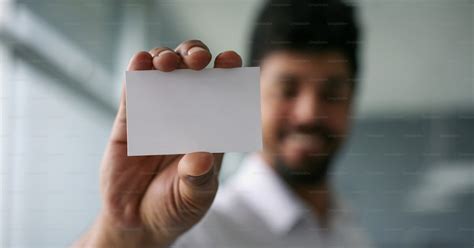 빈 명함을 들고 있는 아프리카 남자 빈 카드에 초점을 맞춥니다 복사 공간 사진 Unsplash의 아프리카 계 미국인 남성 이미지