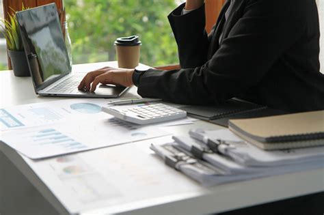 컴퓨터를 사용하는 재무 고문 노트북 데이터 수집 및 계산 숫자 데이터 시트 그래프 차트 보고서 마케팅 연구 개발 계획 관리 전략 분석 재무 회계 비즈니스 사무실 개념 개념에