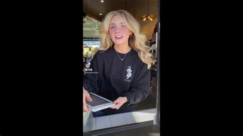 디즈니 공주 실사판 해외에서 난리 난 금발의 카페 알바생 네이버 Tv