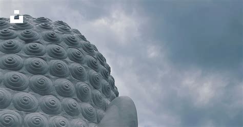 하늘을 배경으로 한 커다란 하얀 불상 사진 Unsplash의 무료 캔디 이미지