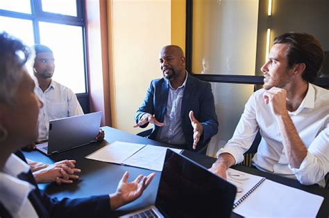 사무실 회의에서 다양한 동료 그룹과 이야기하는 사업가 경영자에 대한 스톡 사진 및 기타 이미지 경영자 계획 긍정적인 감정 표현 Istock