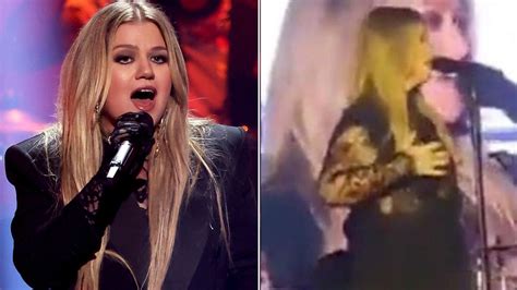 Kelly Clarkson Runs Off Stage Crying My Boobs Showing In Wardrobe