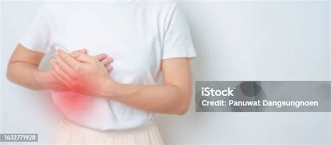 간 통증이 있는 여성 간암 및 종양 황달 바이러스성 A B C D E 간경변 부전 비대 간성 뇌병증 복수액 및 건강 간 내부