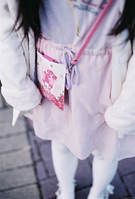 무료 이미지 손 소녀 여자 화이트 꽃 귀엽다 필름 비슷한 물건 다리 봄 색깔 깨끗한 유행 푸른 니콘 의류 담홍색 신부 구두 드레스