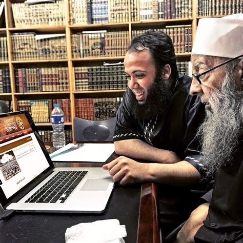 الشيخ المحدث أبو اسحاق الحويني مع ولده هيثم الحويني وتصفح الموقع الرسمي