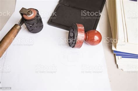 흰색 배경에 고립 된 나무 스탬퍼와 빨간 우수한 품질 스탬프입니다 검증에 대한 스톡 사진 및 기타 이미지 검증 계약서