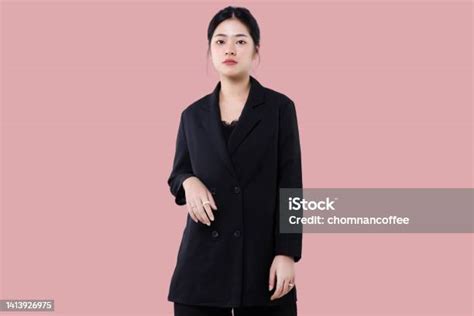 분홍색 배경 위에 고립되어 서 있는 아시아 비즈니스 여성의 젊은 모던 룩의 초상화 여자에 대한 스톡 사진 및 기타 이미지 여자 한 명의 여자만 분홍색 배경 Istock