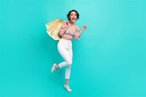놀란 여자의 전체 크기 사진은 청록색 배경에 격리 된 빈 공간을 제공하는 가방을 나타내는 화려한 상단을 착용합니다 25 29세에 대한 스톡 사진 및 기타 이미지 Istock