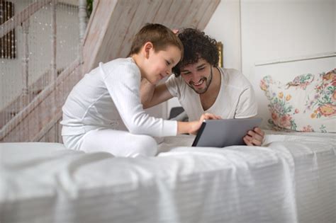 행복함 아버지도 계셨지요 및 아들이예요 In 파자마 터치패드 함께 사용할 수 있습니다 2명에 대한 스톡 사진 및 기타 이미지 2명 2세대 가족 가정 생활 Istock