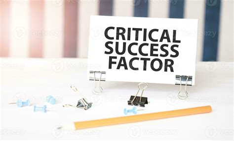 Kritisk Framgång Faktor Tecken På Papper På Vit Skrivbord Med Kontor