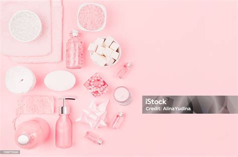 분홍색 색깔에 있는 화장품 및 부속품크림 목욕 소금 정유 비누 수건 스폰지 진주 병 분홍색 배경에 그릇 평면도 0명에 대한 스톡 사진 및 기타 이미지 Istock