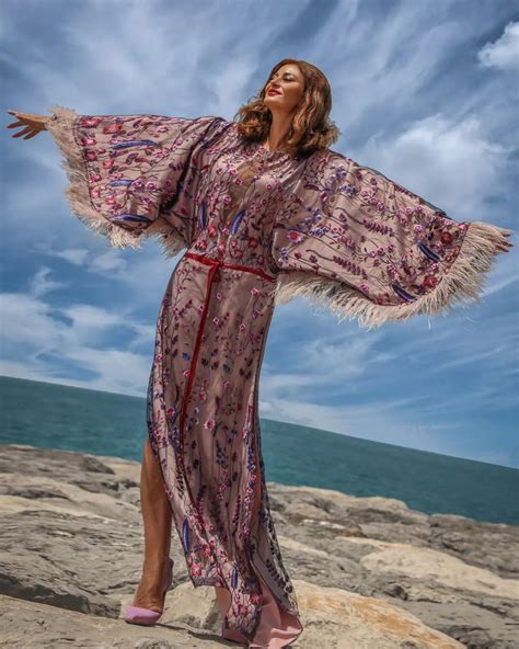 P Soția Lui Nicolae Badea Prezintă în România Hainele Care Au Cucerit