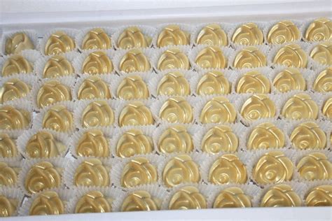 Шоколадови бонбони бели рози