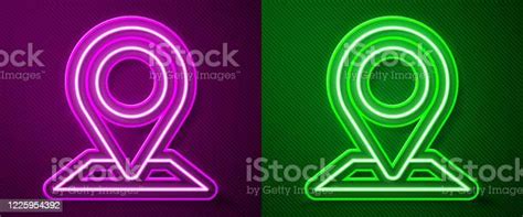 보라색과 녹색 배경에 격리 빛나는 네온 라인지도 핀 아이콘 네비게이션 포인터 위치 지도 Gps 방향 장소 나침반 검색 개념 벡터 일러스트레이션 0명에 대한 스톡 벡터 아트