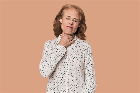 Premium Photo Redhead Midaged Caucasian Woman In Studio Suffers Pain