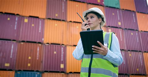 컨테이너 라디오 및 태블릿 물류 또는 공급망을 위한 선적장에서 여성과 함께 배송 수출 또는 수입의 체크리스트 관리를 위한 화물의 통신 재고 및 재고 보관 검사자에 대한 스톡