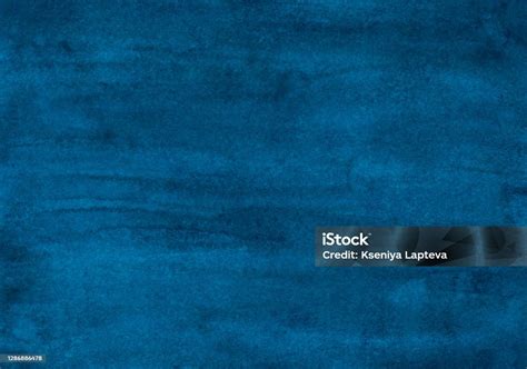 수채화 어두운 잉크 블루 배경 텍스처 종이에 얼룩 손으로 그린 진한 파란색 수채화 배경 수채화에 대한 스톡 사진 및 기타 이미지 Istock