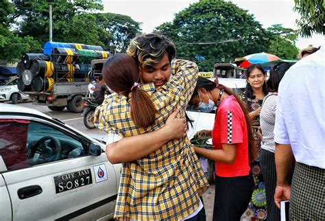 Dvb အင်းစိန်အကျဉ်းထောင်က ပြန်လွတ်လာသည့် နိုင်ငံရေးအကျဉ်းသားများမြင်ကွင်း