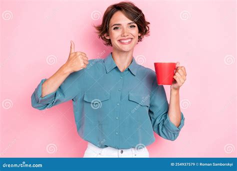 Retrato De Foto De Una Jovencita Bonita Muestra De Pulgar Arriba Aprobar Calidad De Bebida Usar