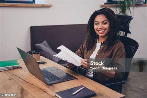 프로필 초상화 의 기업 비즈니스 여성 앉아 의자 책상 노트북 클립보드 문서 착용 셔츠 현대 인테리어 사무실 실내 25 29세에