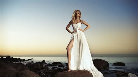 Девушка в белом платье на берегу моря обои для рабочего стола картинки фото