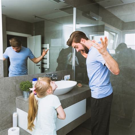 Mädchen Und Mann Im Badezimmer Kostenlose Foto