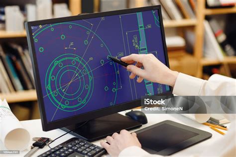 Cad 구성표 설계에서 컴퓨터에서 작업하는 엔지니어 3차원 형태에 대한 스톡 사진 및 기타 이미지 3차원 형태 개념