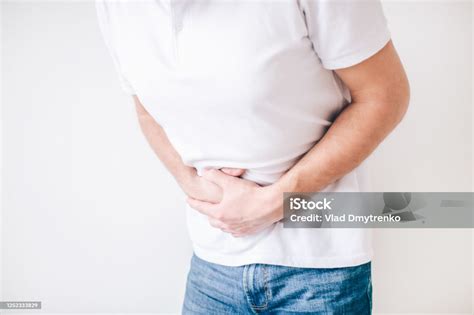 백인 배경 위에 고립된 청년 설사 때문에 위장에 손을 들고 남자의 보기를 잘라 고통스럽고 아프다 건강관리와 의술에 대한 스톡 사진 및 기타 이미지 Istock