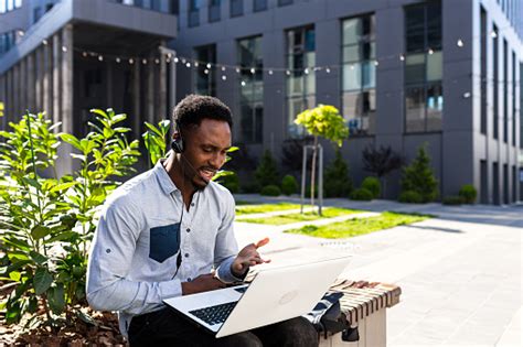 화가 화가 아프리카 계 미국인 남성 프리랜서 작업 싸움 헤드셋과 노트북으로 원격으로 온라인으로 말한다 화상 통화 컨퍼런스 또는
