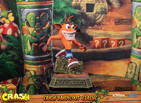 Pre Order First 4 Figures Crash Bandicoot Crash Bandicoot Classic