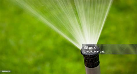 푸른 잔디의 배경에 잔디밭을 급수 하는 자동 스프링 클 러 시스템 농업용 스프링클러에 대한 스톡 사진 및 기타 이미지 농업용 스프링클러 스프링클러 클로즈업 Istock