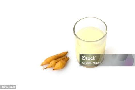 손가락 뿌리 주스 흰색 배경에 유리에 크라차이 주스 허브 의약품과 음식 타이어 개념 Kaempfer 허브 음료 건강 0명에 대한 스톡 사진 및 기타 이미지 Istock