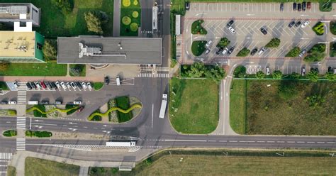 낮에는 도로에 주차된 차량 및 주차장에 주차 사진 Unsplash의 무료 자동차 이미지