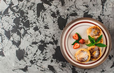 미식 아침 식사 커드 팬케이크 치즈 케이크 딸기 민트와 흰색 접시에 설탕을 착빙 커드 팬케이크 선택적 초점 맨 위 보기 공간을 복사합니다 0명에 대한 스톡 사진 및 기타