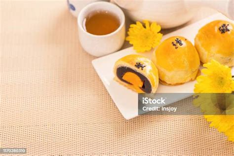 밝은 나무 테이블 배경에 중추절을위한 맛있는 구운 달걀 노른자 페이스트리 달 케이크 중국 축제 음식 개념입니다 0명에 대한 스톡 사진 및 기타 이미지 Istock