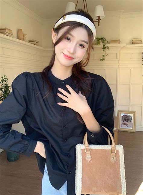 에이퍼플 기본 라운드넥 헨리넥 셔츠 여성스러운 심플 와이셔츠 기본 셔츠 여성스러운 의상 출근룩 데일리룩 일상 베이직템 퍼프소매