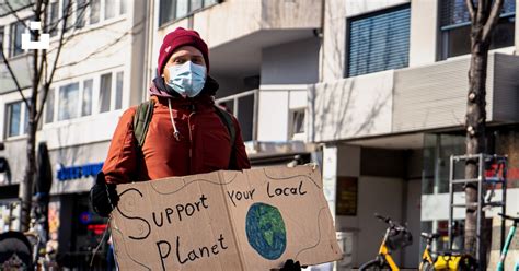 갈색 판지 상자를 들고 빨간색과 검은색 재킷을 입은 남자 사진 Unsplash의 무료 논증 이미지