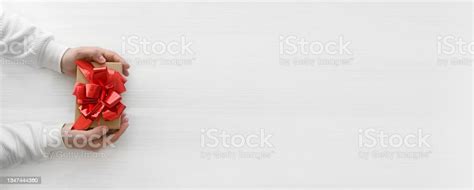 메리 크리스마스와 새해 복 많은 새해 한 남자의 손이 가방에 있는 다른 놀라움 옆에 있는 크래프트 종이에 선물 상자를 들고 있다 Diy에 대한 스톡 사진 및 기타 이미지