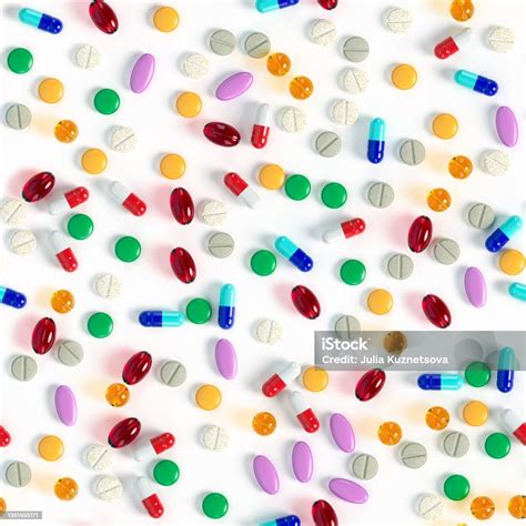 흰색 표면에 다채로운 정제와 알약의 원활한 배경 다양한 비타민 약물의 생산 3d 렌더링 3차원 형태에 대한 스톡 사진 및 기타 이미지 Istock