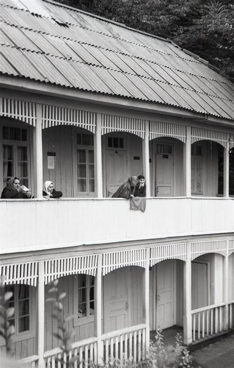 Iverieli ქალბატონები სახლის აივანზე