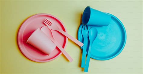 파란색 플라스틱 포크와 파란색 플라스틱 컵이 있는 분홍색과 파란색 접시 사진 Unsplash의 칼붙이 이미지
