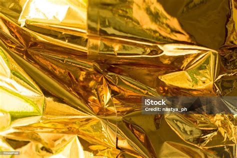 홀로그램 리얼 골드의 감촉에 상처 나 요 철이 있는 트 랜드 컬러 홀로그램 컬러 주름 호 일 홀로그램 무지개 호 일 추상적인 배경입니다 0명에 대한 스톡 사진 및 기타