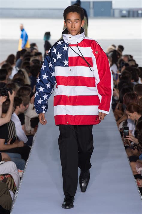 დემნა გვასალიას Vetements ჩვენება პერსონალური და პოლიტიკური განაცხადი At