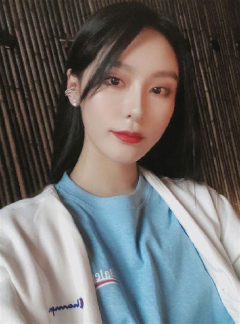 《变形记》她是叛逆少女，19岁穿“洞洞靴”秀腿，身材堪比超模 Nestia