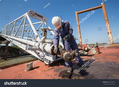 Male Worker Inspection Measurement Thickness Pipeline Foto De Stock Shutterstock