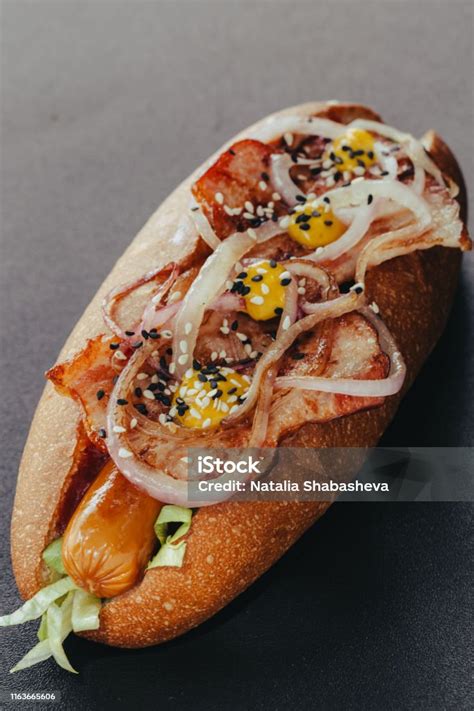검은 배경에 고립 된 소시지 토마토 겨자 샐러드와 큰 핫도그 맨 위 보기 0명에 대한 스톡 사진 및 기타 이미지 0명